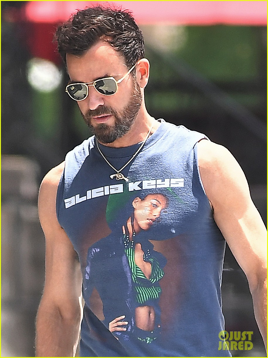 Justin Theroux Puts Muscles on Display While Walking His Dog!: Photo ...