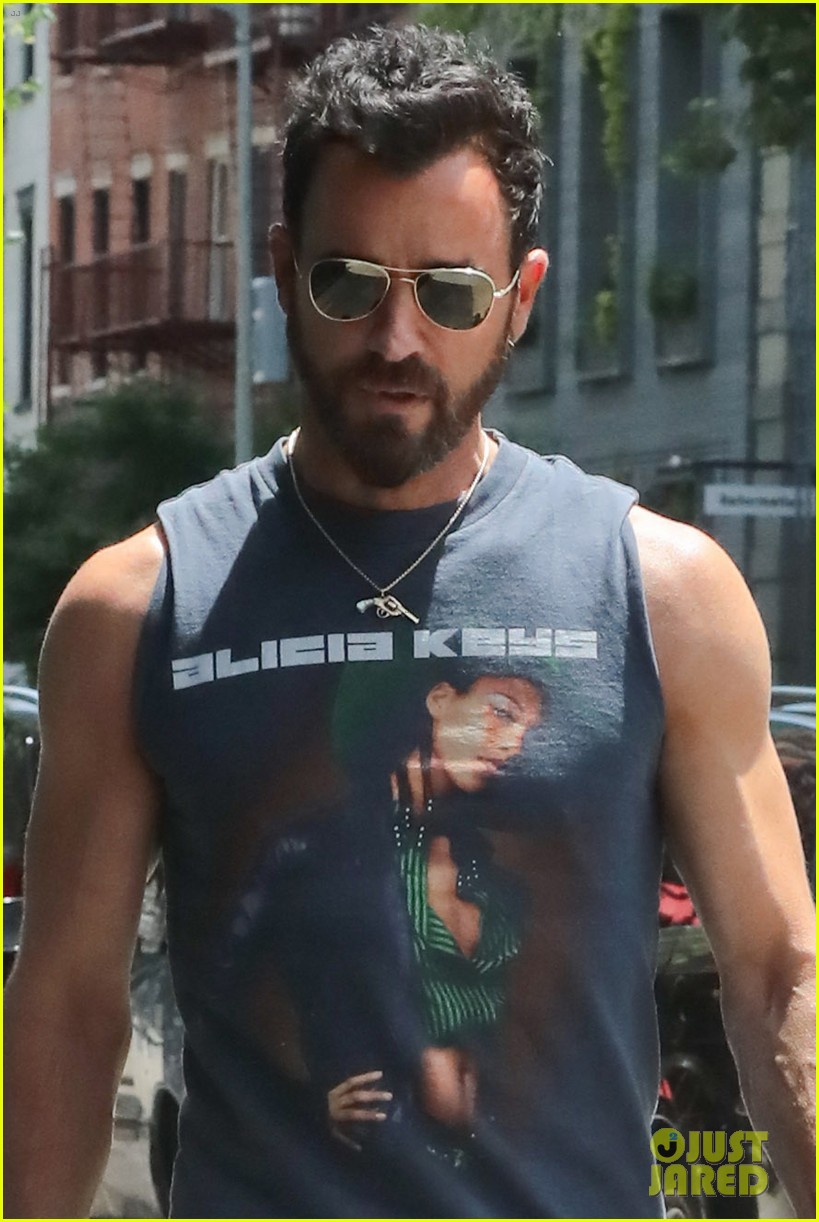 Justin Theroux Puts Muscles on Display While Walking His Dog!: Photo ...