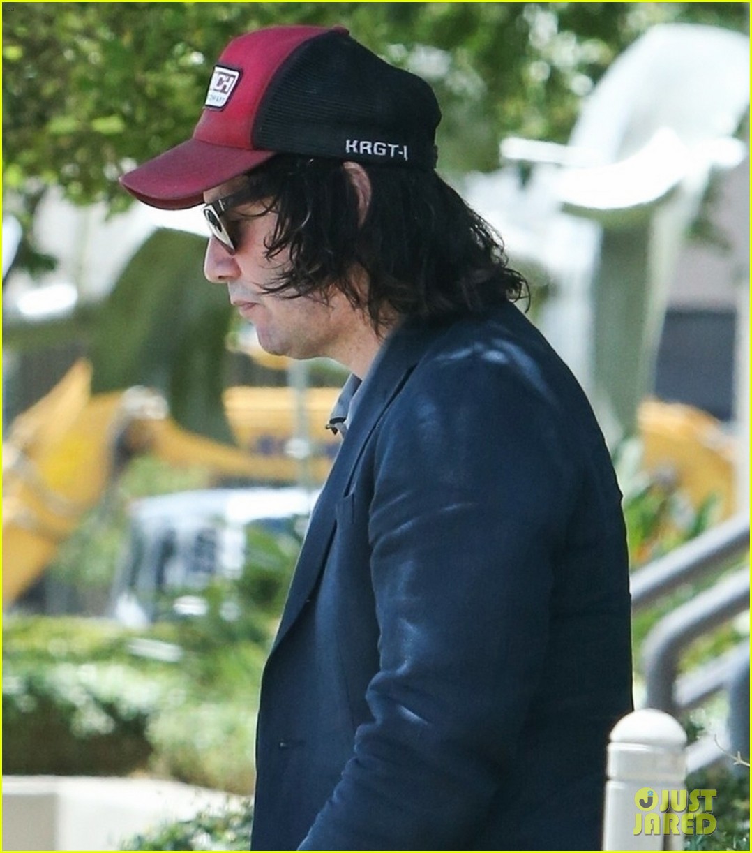 Keanu Reeves Sports Clean-Shaven Face on 'Bill & Ted' Set: Photo ...