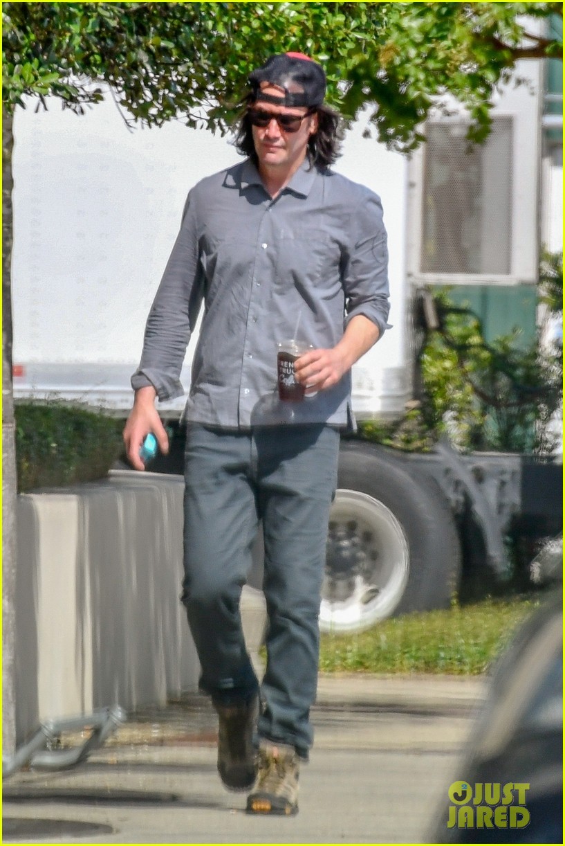 Keanu Reeves Sports Clean-Shaven Face on 'Bill & Ted' Set: Photo ...