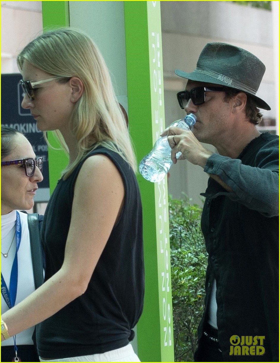 Jude Law & New Wife Phillipa Coan Jet Home From Their Honeymoon: Photo ...