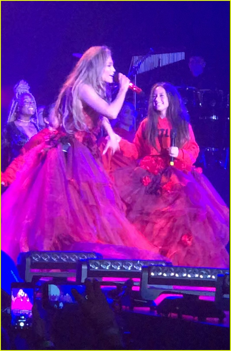 Jennifer Lopez Sings with Daughter Emme During 'It's My Party Tour ...