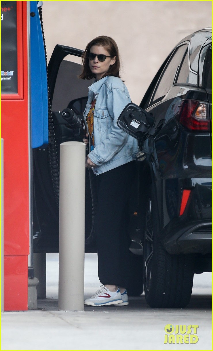 Kate Mara Fuels Up Her Car in Beverly Hills: Photo 4315400 | Kate Mara ...