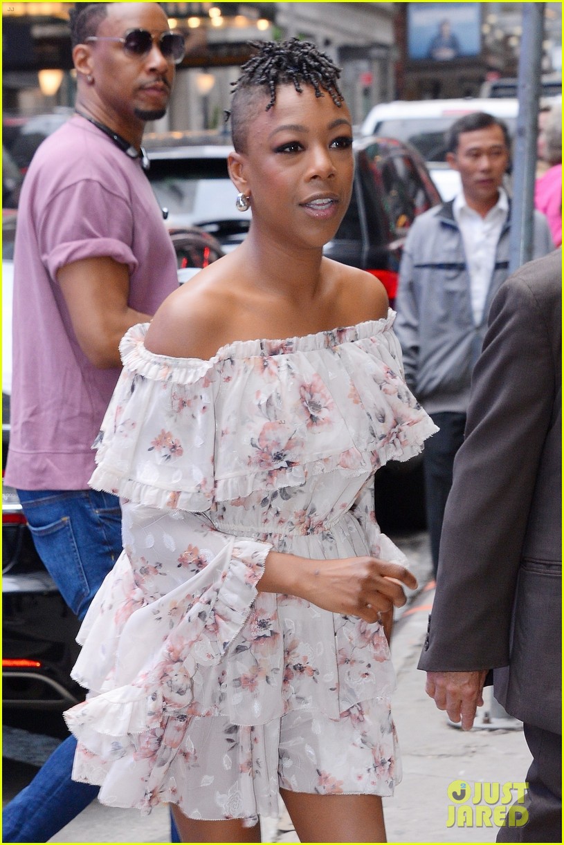 Elisabeth Moss & Samira Wiley Discuss Significance of 'The Handmaid's ...