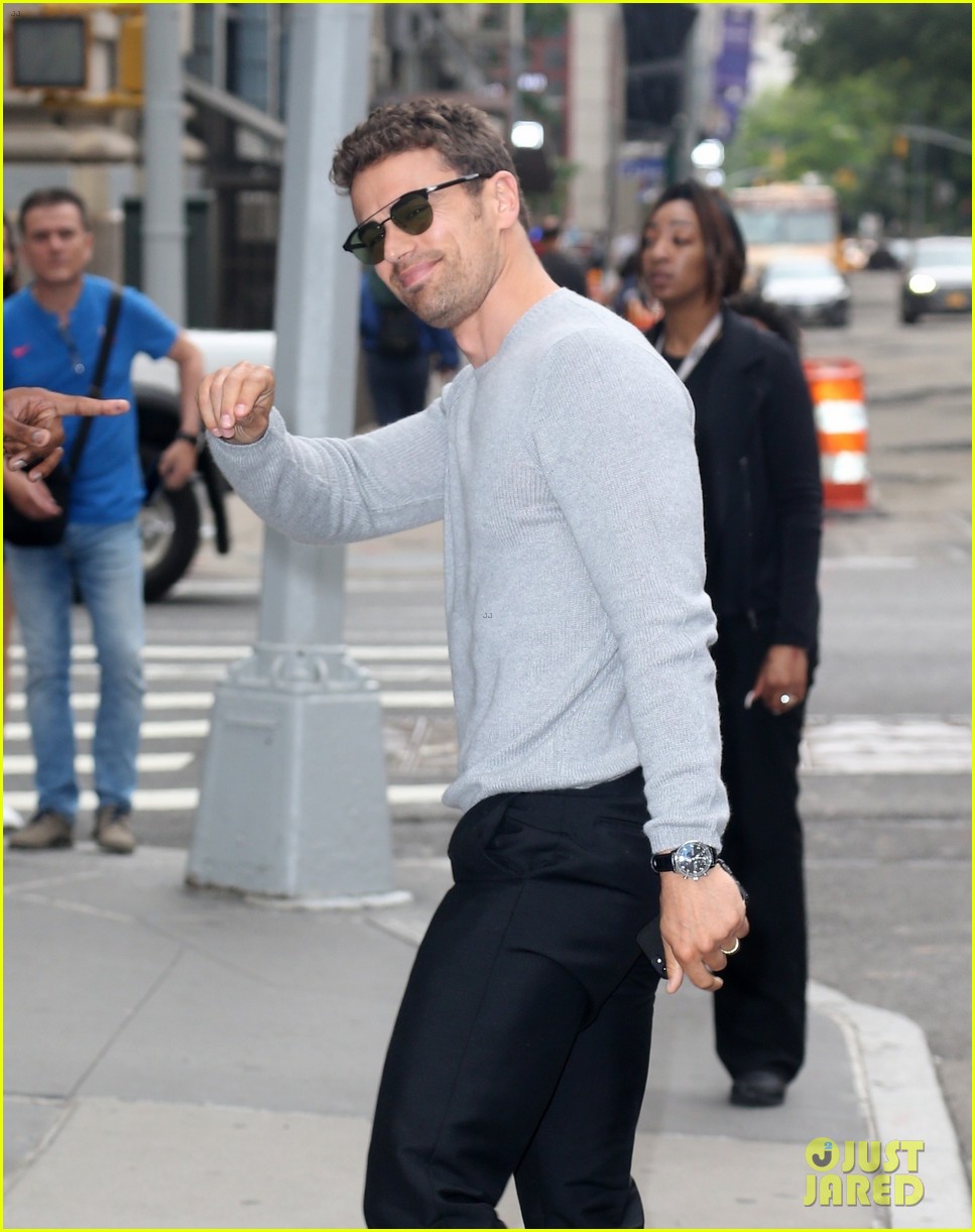 Emily Ratajkowski & Theo James Team Up In 'Lying & Stealing' - Watch ...