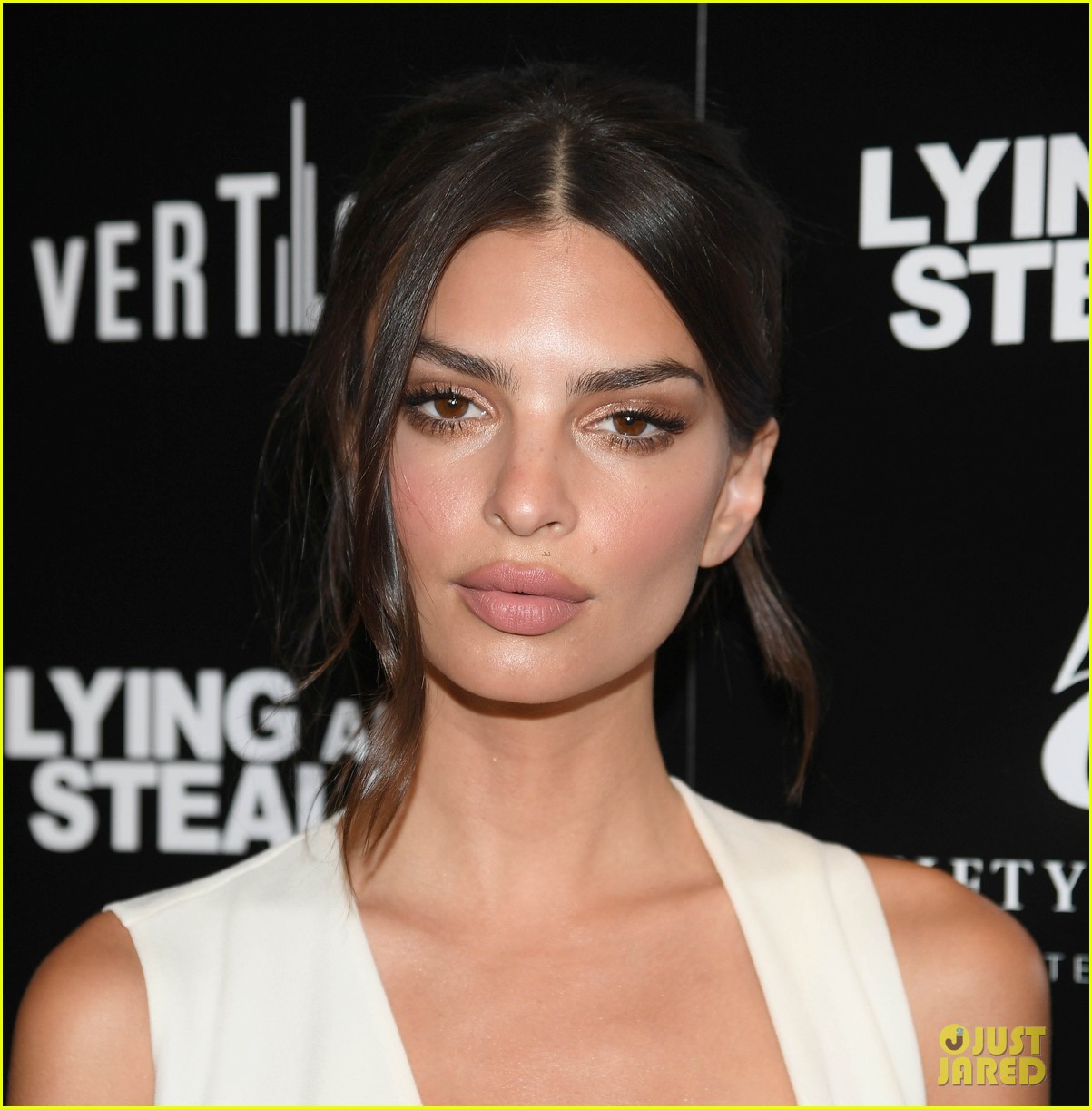 Emily Ratajkowski Wows in White Dress at 'Lying & Stealing' Screening ...
