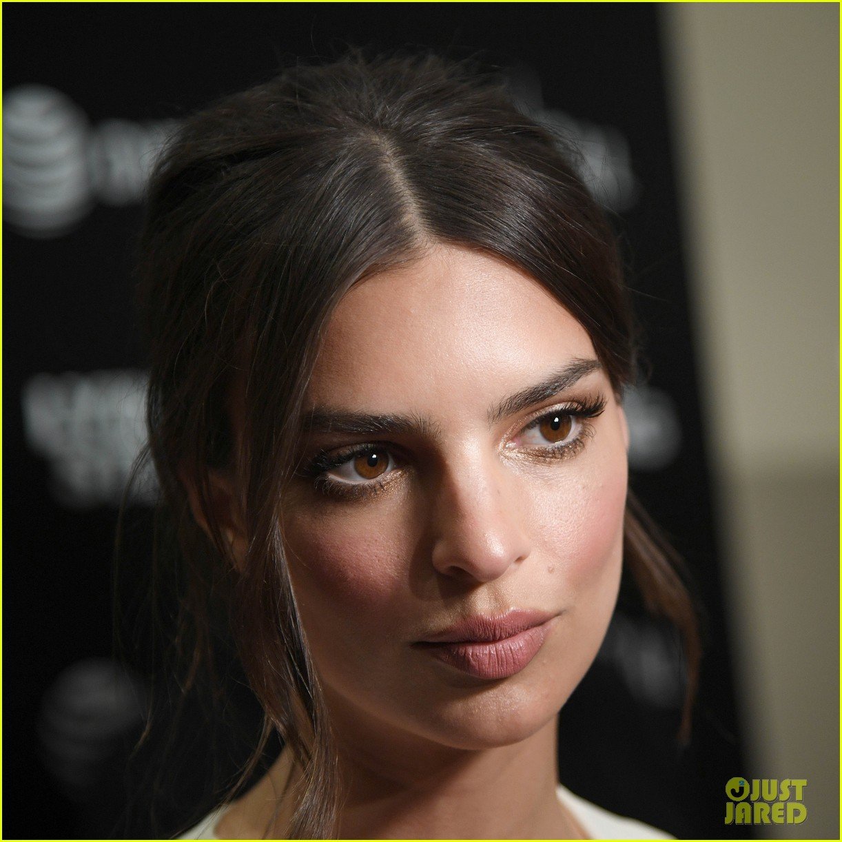 Emily Ratajkowski Wows in White Dress at 'Lying & Stealing' Screening ...