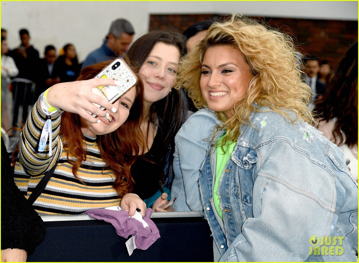 Alexandra Shipp & Chord Overstreet Support Jonas Brothers at 'Chasing ...