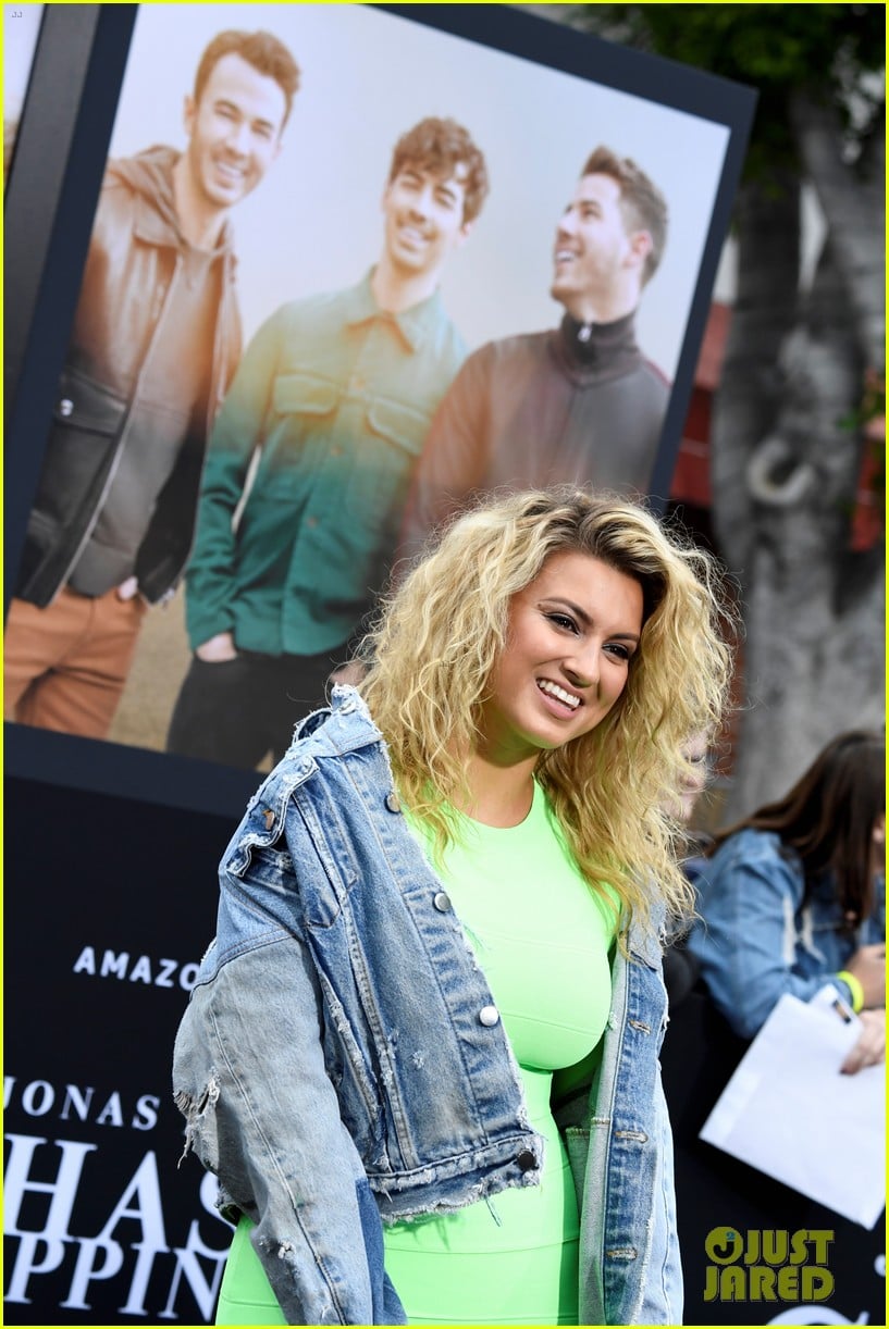 Alexandra Shipp & Chord Overstreet Support Jonas Brothers at 'Chasing ...