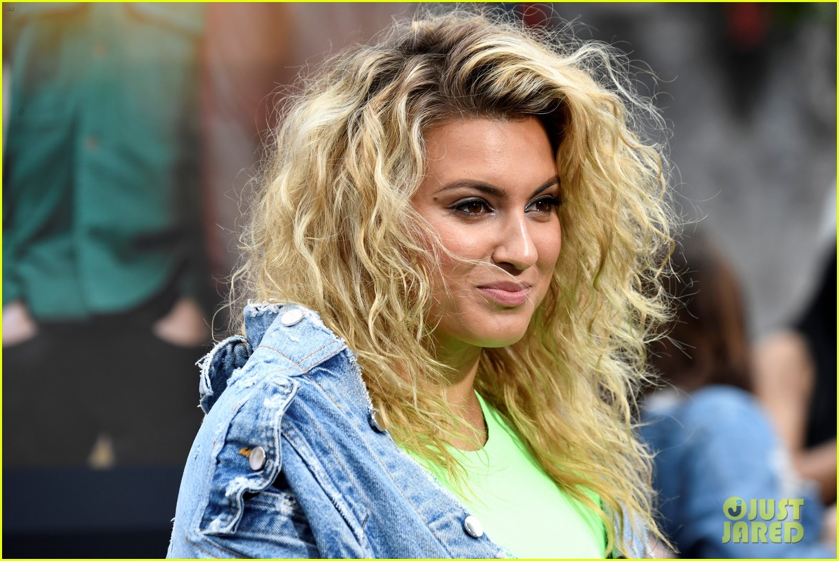 Alexandra Shipp & Chord Overstreet Support Jonas Brothers at 'Chasing ...