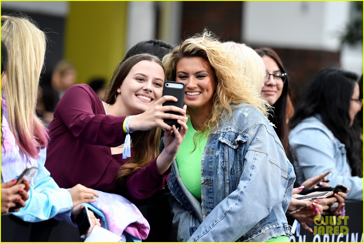 Alexandra Shipp & Chord Overstreet Support Jonas Brothers at 'Chasing ...