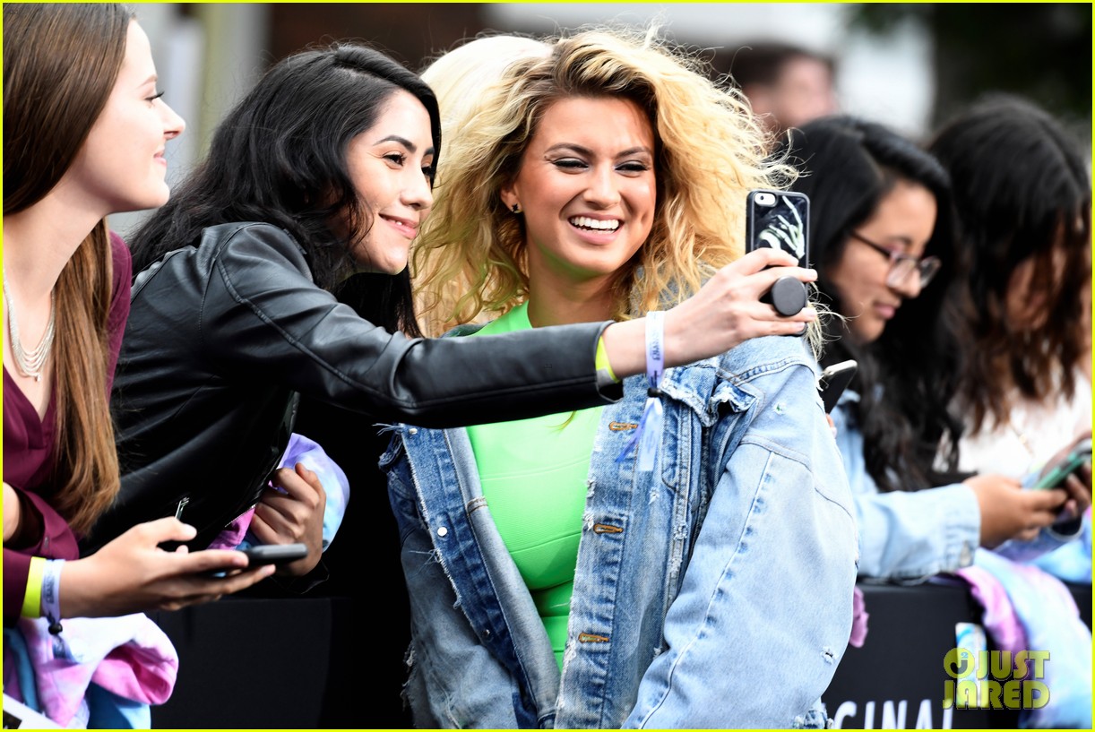 Alexandra Shipp & Chord Overstreet Support Jonas Brothers at 'Chasing ...