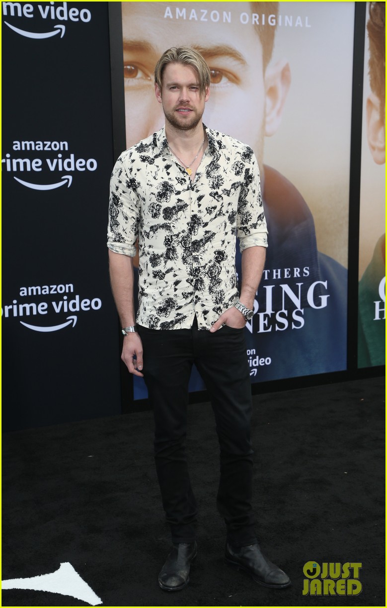 Alexandra Shipp & Chord Overstreet Support Jonas Brothers at 'Chasing ...