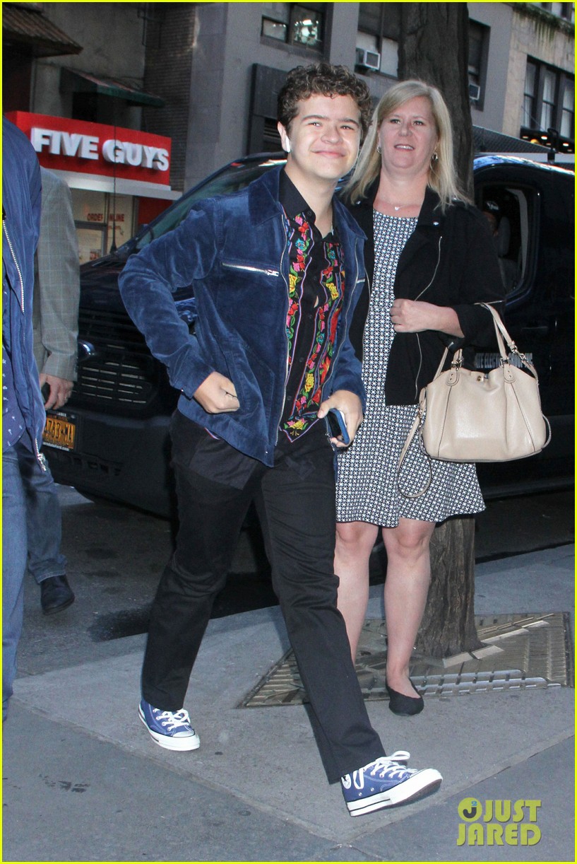 'Stranger Things' Cast Open Up About Filming Season 3 Inside a Working ...