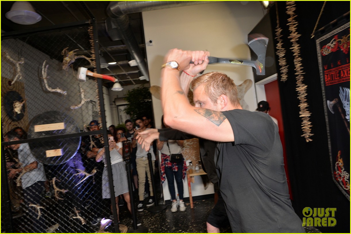 'Vikings' Stars Alexander Ludwig & Katheryn Winnick Throw Axes at Comic ...