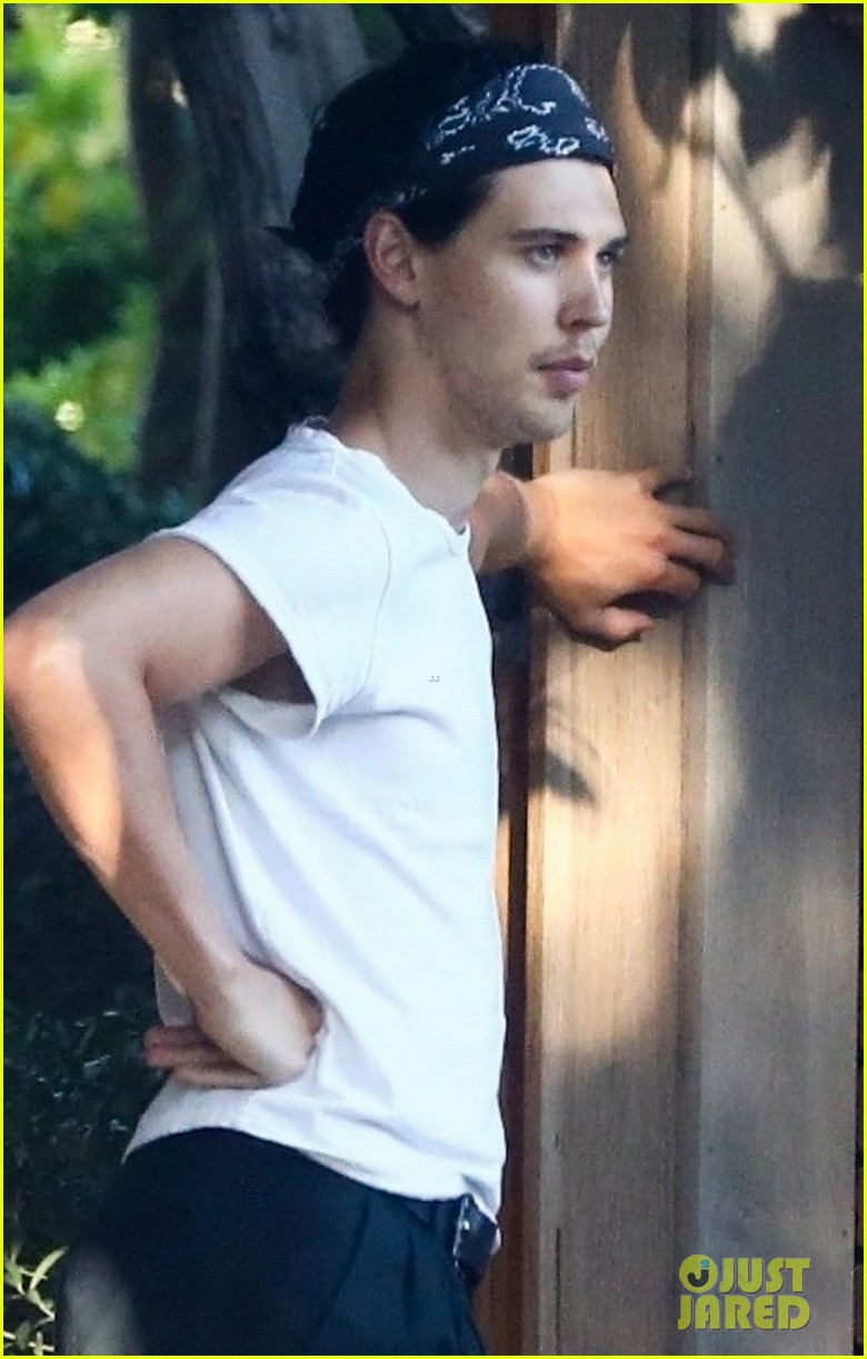 Austin Butler Sports White T-Shirt & Bandana After 'Elvis' Casting News ...