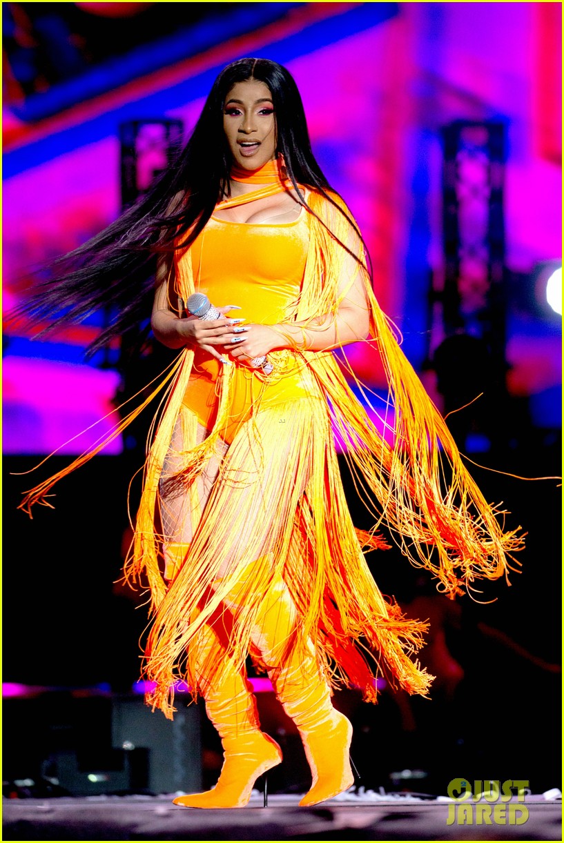 Cardi B Snatches Her Own Wig, Throws It Into the Crowd at Wireless ...