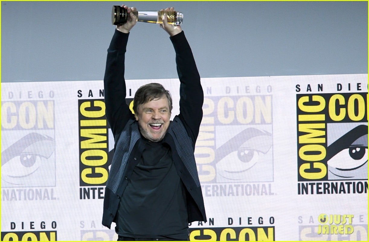 Mark Hamill Honored with Icon Award During Comic-Con Panel: Photo ...