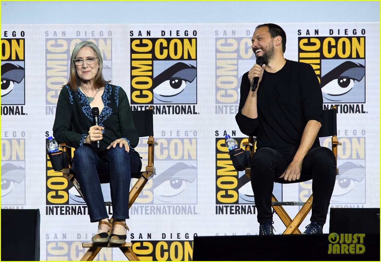 Mark Hamill Honored with Icon Award During Comic-Con Panel: Photo ...