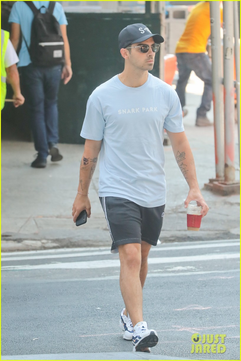 Joe Jonas & Sophie Turner Hold Hands, Show Off Their Waldo Tattoos ...