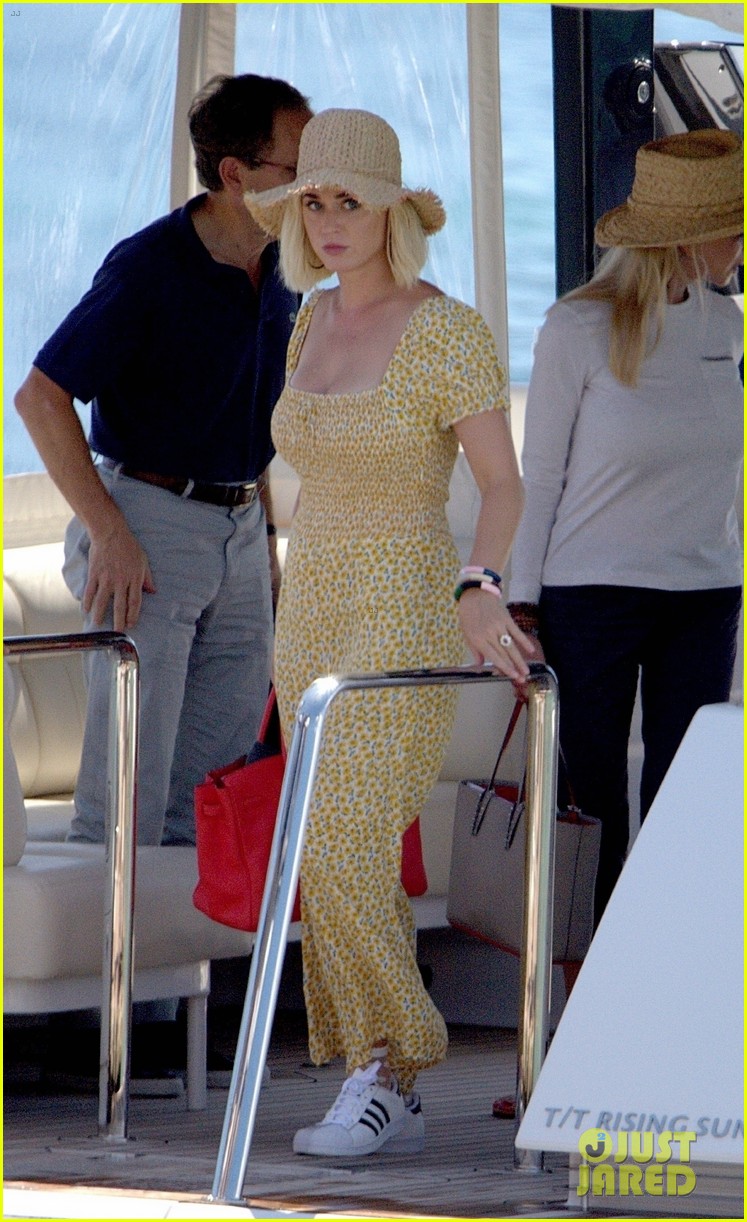 Katy Perry Hops Off Her Yacht for Day Out in Ibiza: Photo 4328023 ...