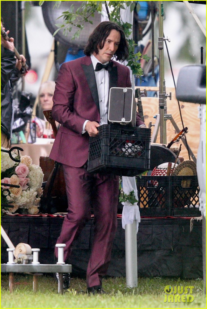 Keanu Reeves Suits Up in Purple for 'Bill & Ted Face the Music' Scene ...