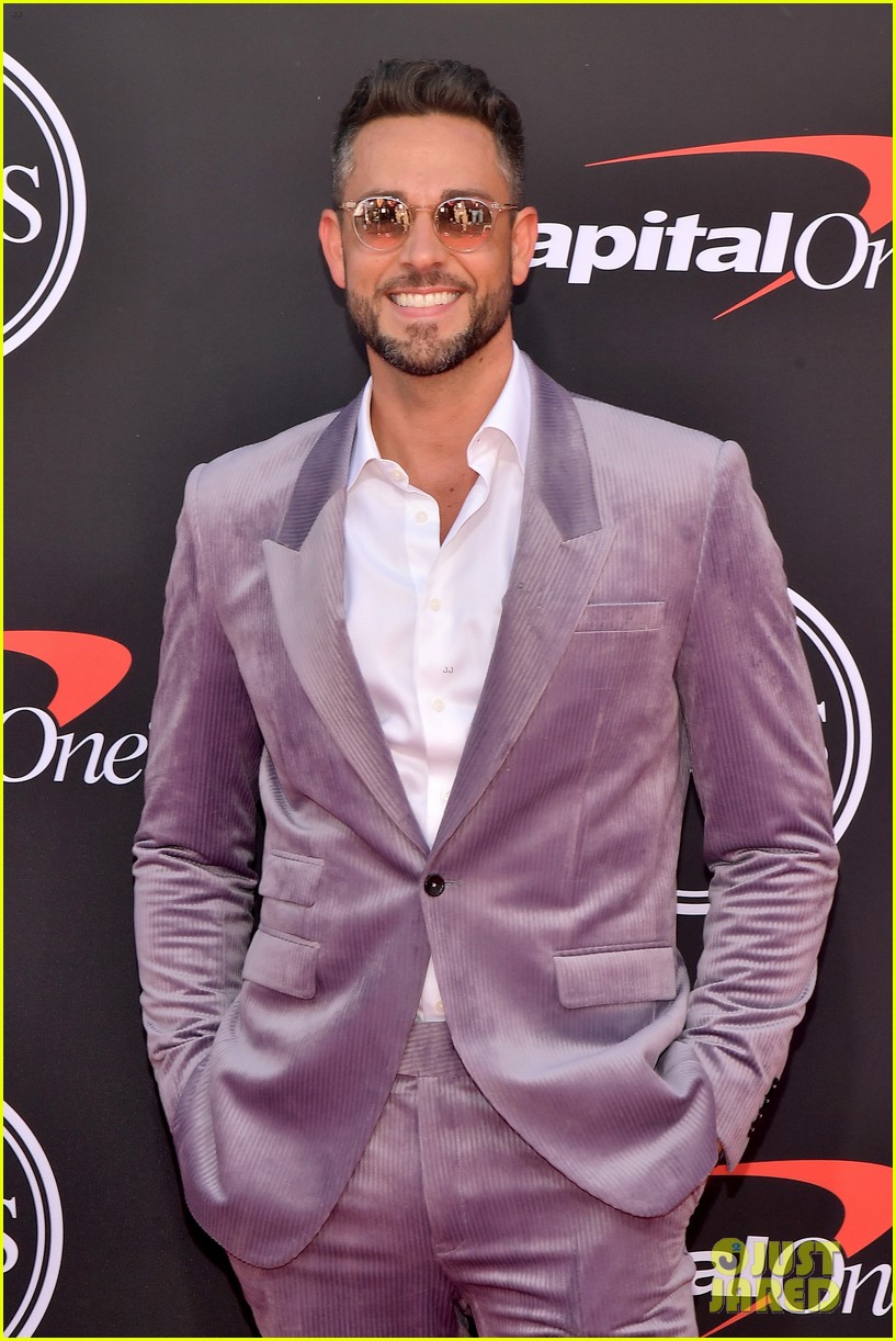 Zachary Levi & Usher Look Sharp at ESPYS 2019!: Photo 4320239 | Joel ...