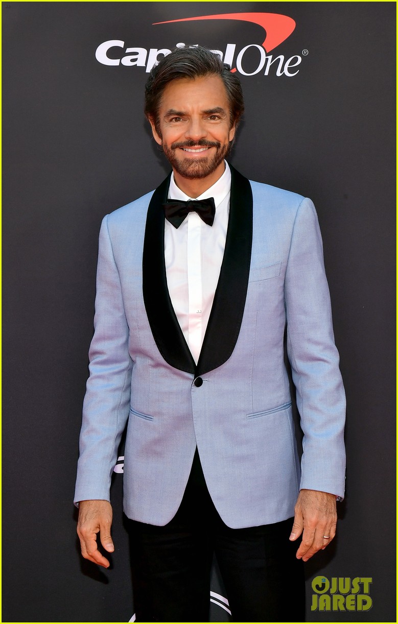 Zachary Levi & Usher Look Sharp at ESPYS 2019!: Photo 4320243 | Joel ...