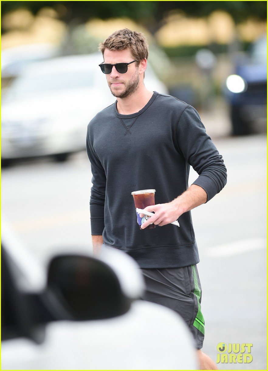 Liam Hemsworth Goes on a Coffee Run in LA: Photo 4319561 | Liam ...