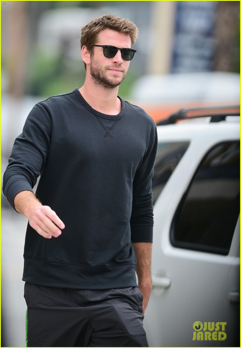 Liam Hemsworth Goes on a Coffee Run in LA: Photo 4319562 | Liam ...