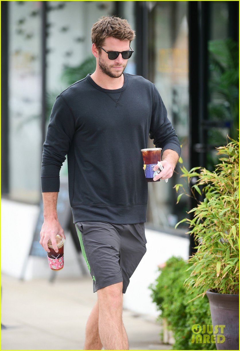 Liam Hemsworth Goes on a Coffee Run in LA: Photo 4319563 | Liam ...
