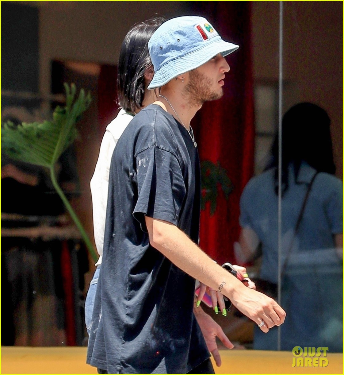 Dua Lipa & Anwar Hadid Hold Hands on a Low-Key Date!: Photo 4325512 ...