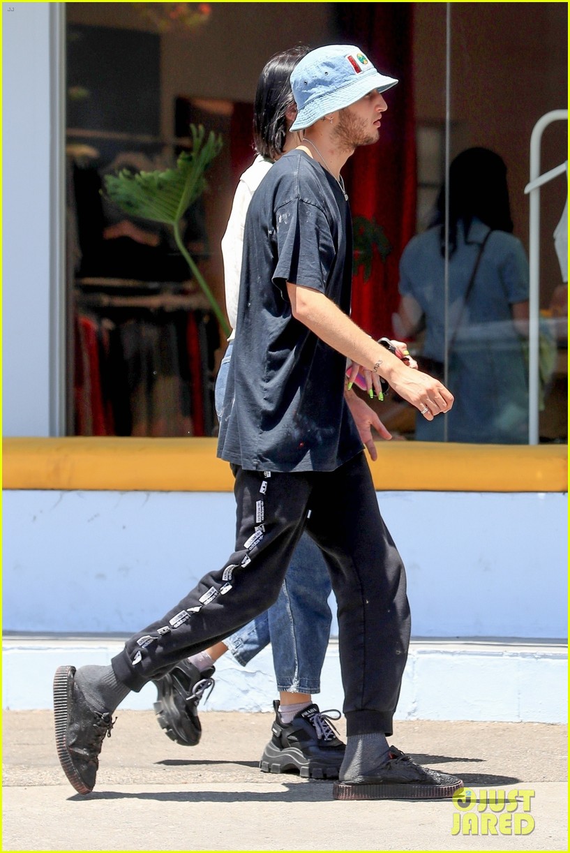 Photo: dua lipa anwar hadid hold hands 04 | Photo 4325514 | Just Jared