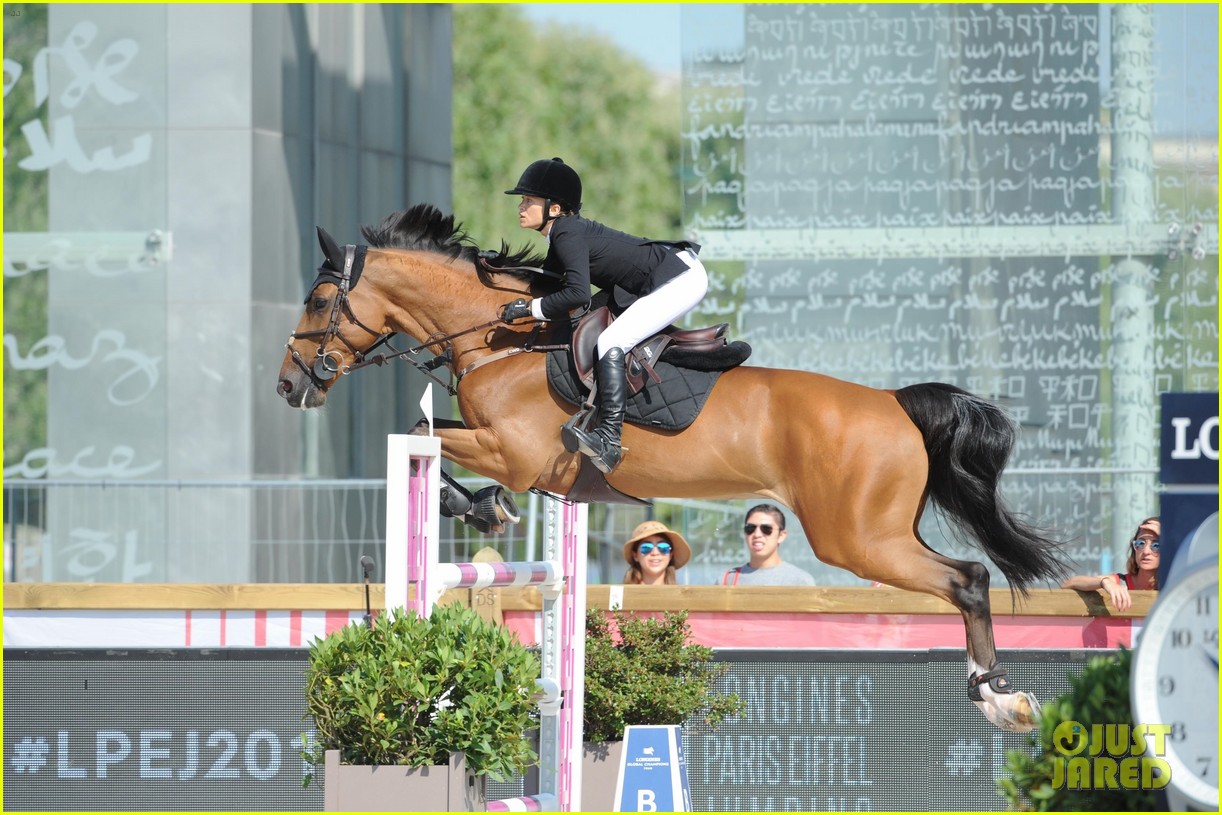 Mary-Kate Olsen Shows Off Her Impressive Horseback Riding Skills While ...