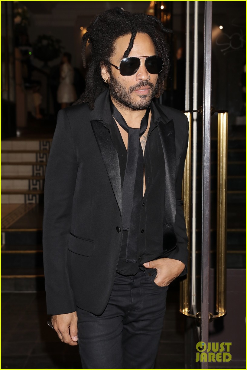 Mandy Moore Rocks Gold Cape for Vogue Party in Paris: Photo 4317758 ...