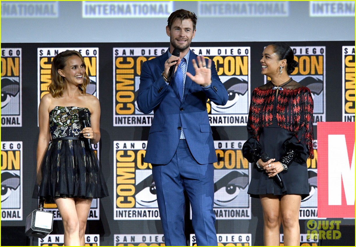 Natalie Portman Carries Thor's Hammer for Marvel Panel at Comic-Con ...
