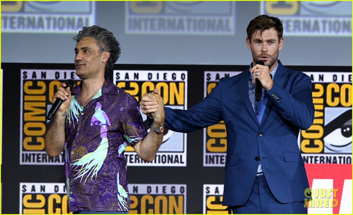 Natalie Portman Carries Thor's Hammer for Marvel Panel at Comic-Con ...