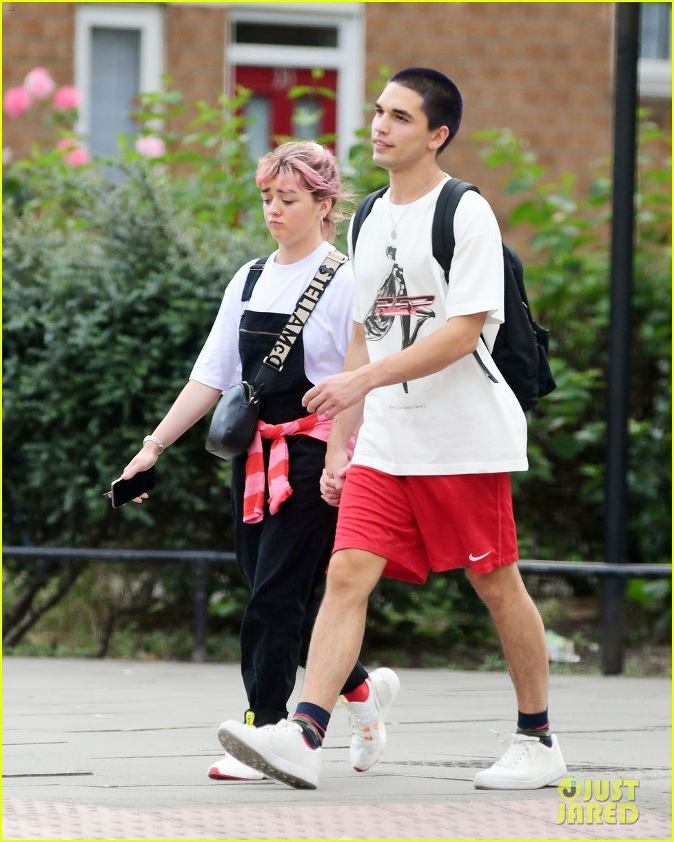 Maisie Williams & Boyfriend Reuben Selby Hold Hands in Rare Appearance ...