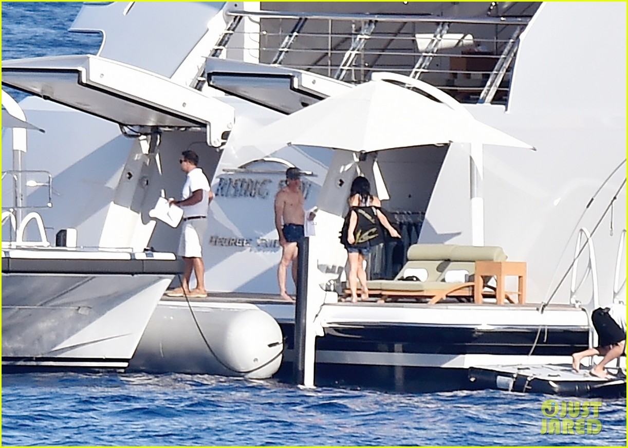 Jeff Bezos Goes Shirtless in Italy, Flaunts PDA with Girlfriend Lauren ...