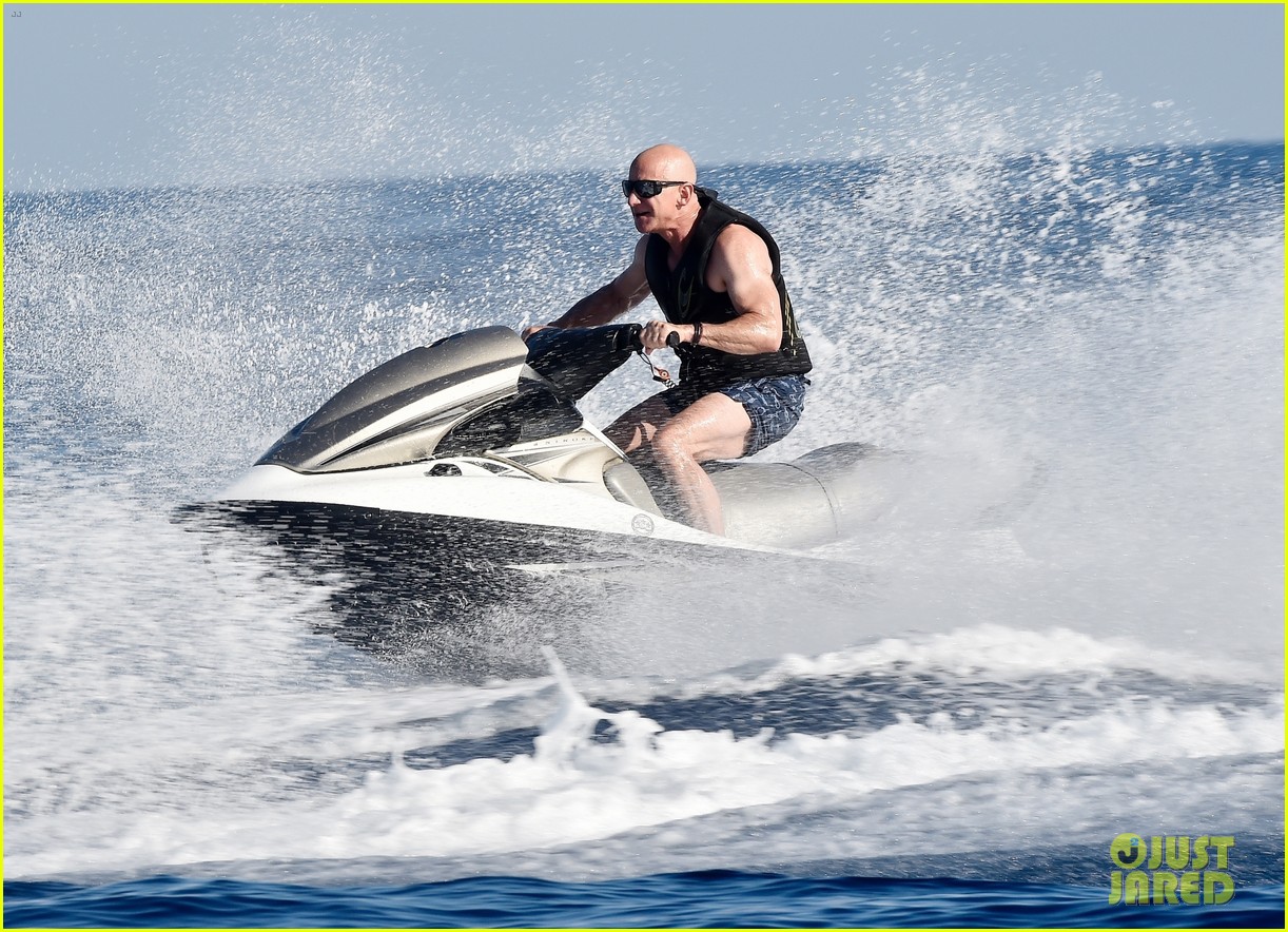 Jeff Bezos Goes Shirtless in Italy, Flaunts PDA with Girlfriend Lauren Sanchez: Photo 4333620 ...