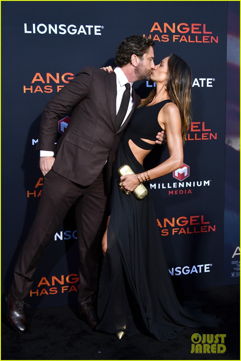 Gerard Butler & Girlfriend Morgan Brown Share a Red Carpet Kiss at ...