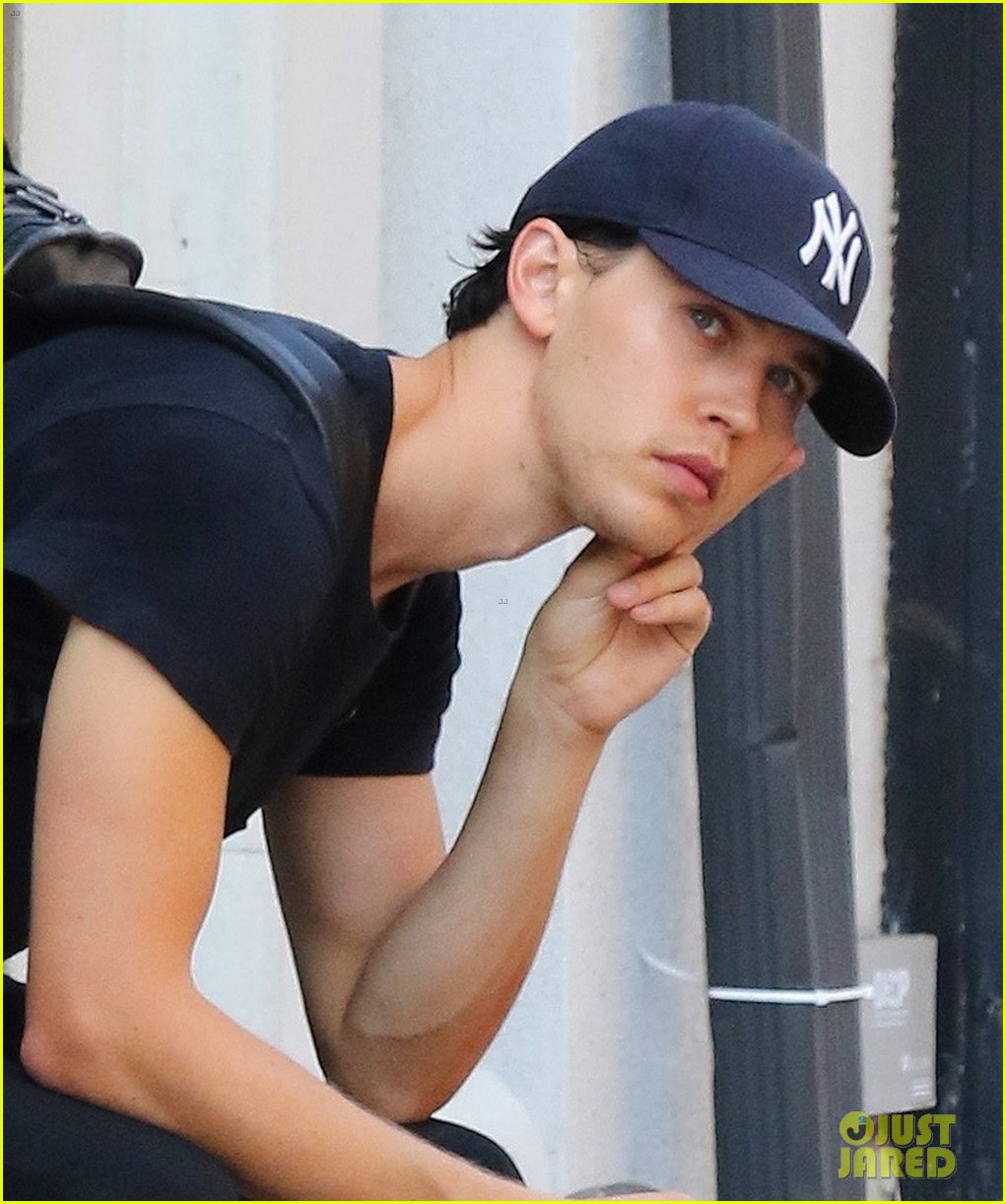 Austin Butler Takes a Break During Rehearsals for Elvis Movie: Photo ...