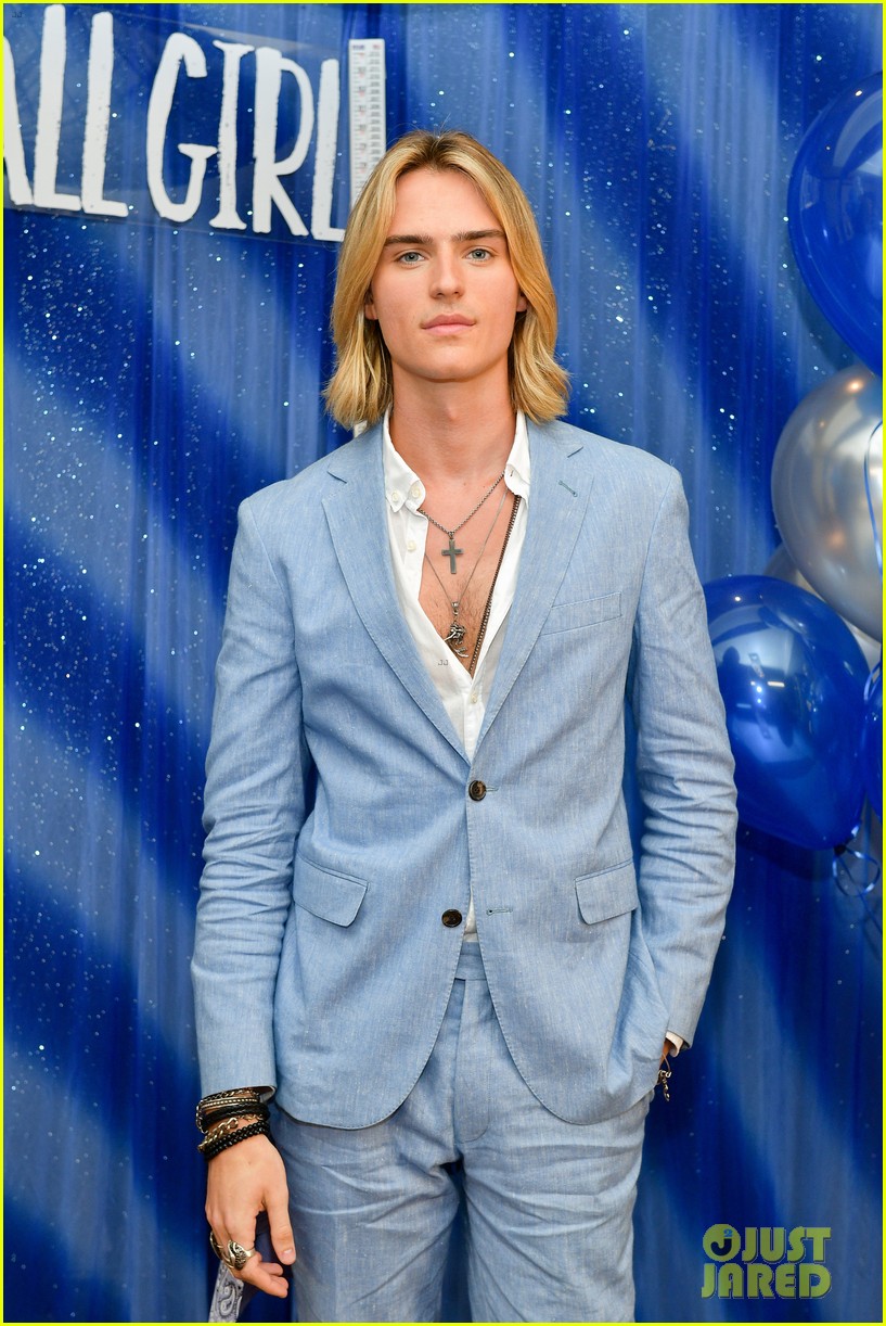 Netflix's 'Tall Girl' Cast Teams Up for Photo Call - See the Pics ...