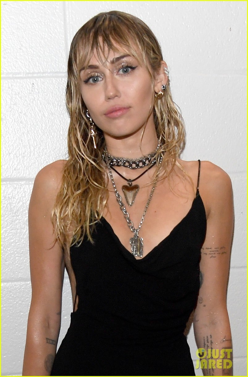 Miley Cyrus Gives Emotional Performance of 'Slide Away' at MTV VMAs ...