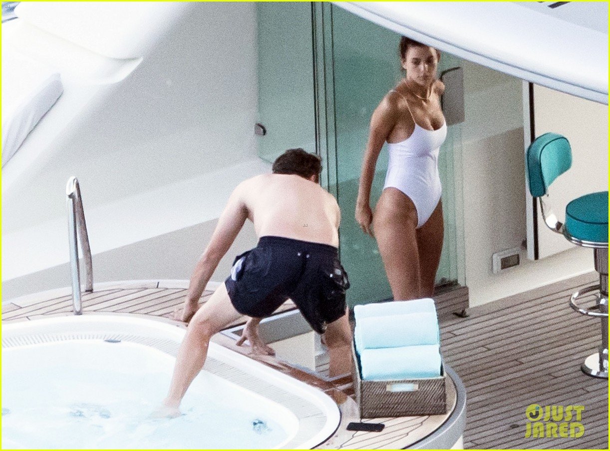 Leonardo DiCaprio & Girlfriend Camila Morrone Cozy Up in the Hot Tub on Luxury Yacht: Photo ...