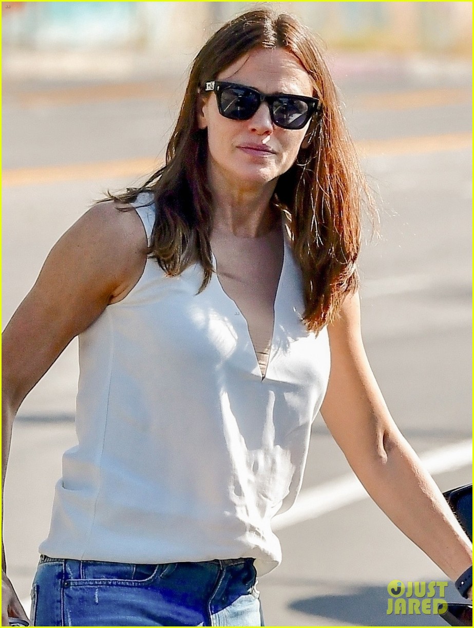 Jennifer Garner Spends the Day Running Errands in Brentwood: Photo ...