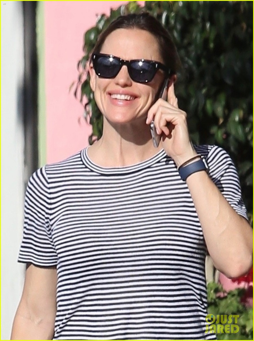 Jennifer Garner is All Smiles in Stripes During Her Day Out: Photo ...