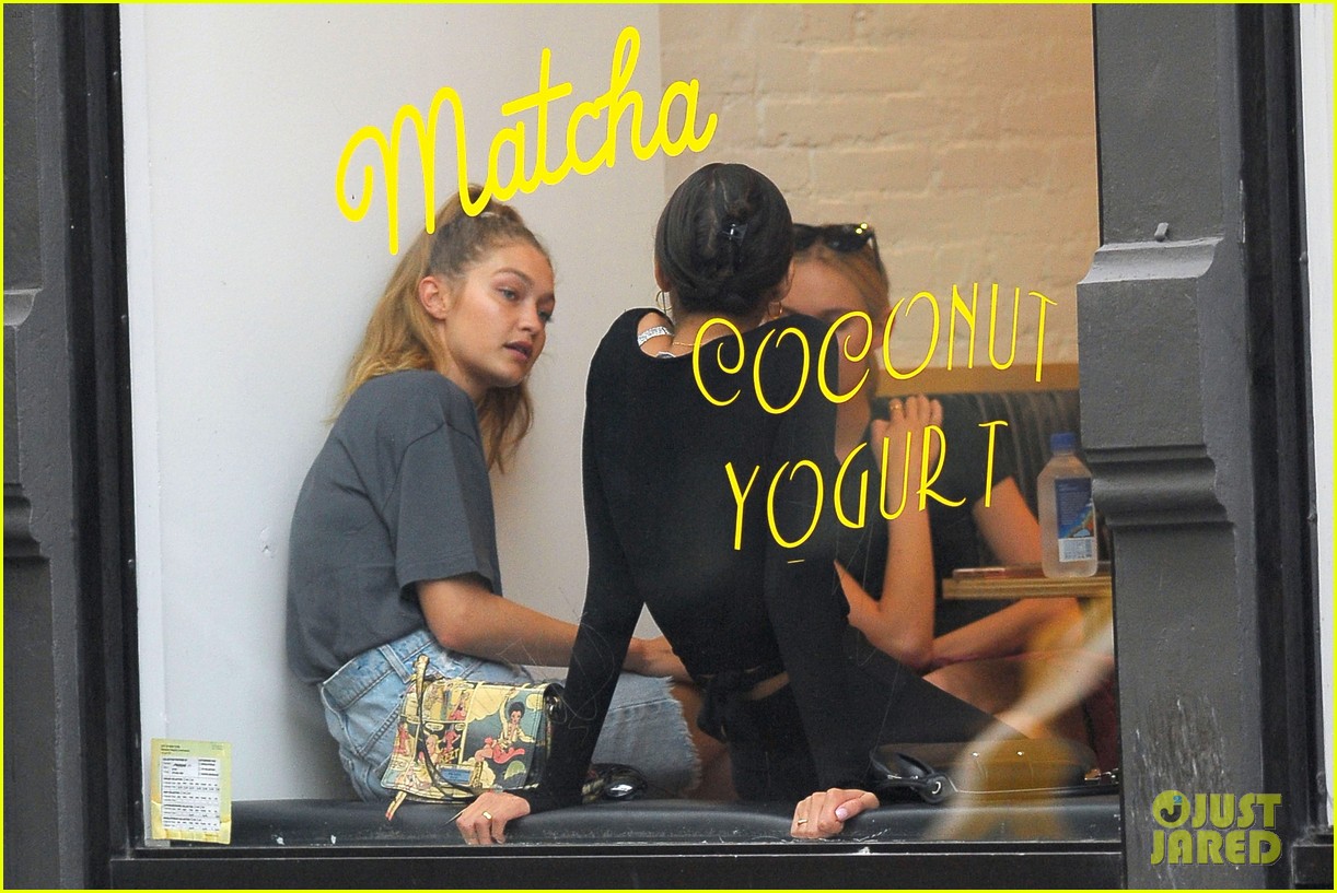Gigi Hadid Grabs Frozen Yogurt With Friends in NYC: Photo 4336320 ...