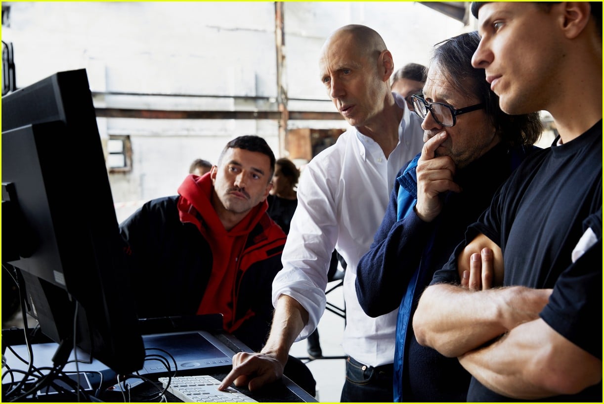 Irina Shayk & Gigi Hadid Lead Cast of Burberry's New Campaign: Photo ...