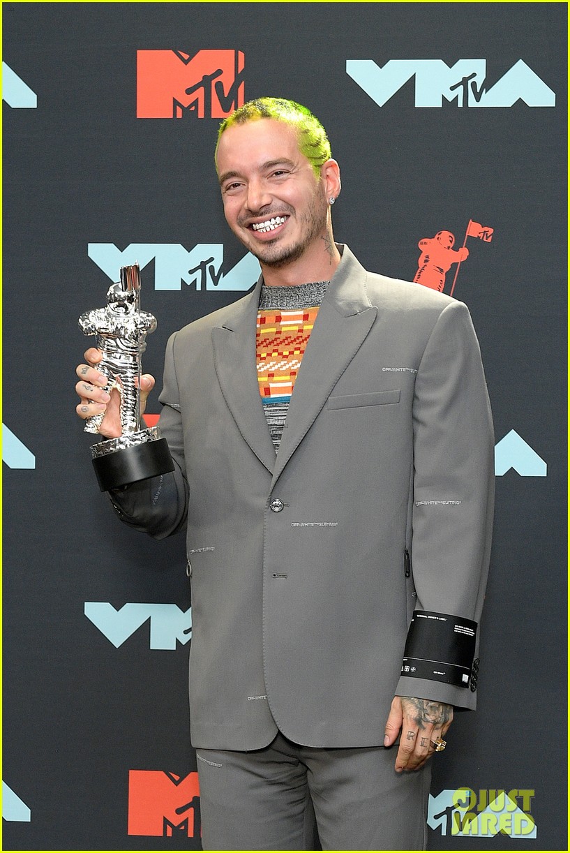 J Balvin & Bad Bunny Fly Through The Air During 'Que Pretendes ...